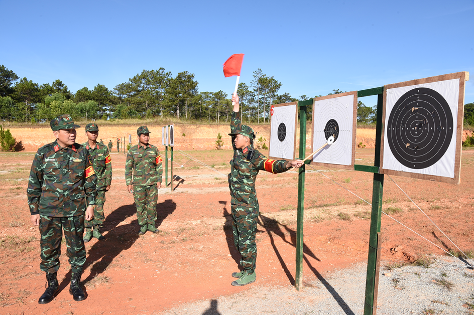 Học viện Lục quân tổ chức kiểm tra bắn đạn thật súng ngắn K54 cho sỹ ...